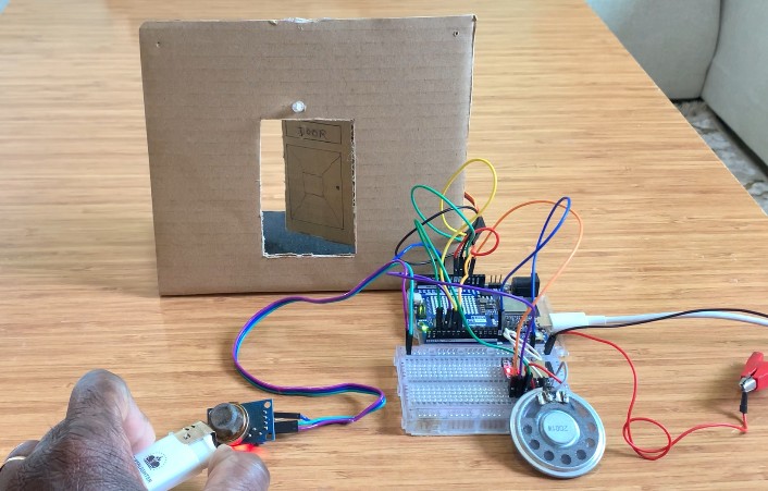 Gas Detection System with Arduino Uno R4 WiFi, Servo Motor, and Voice ...